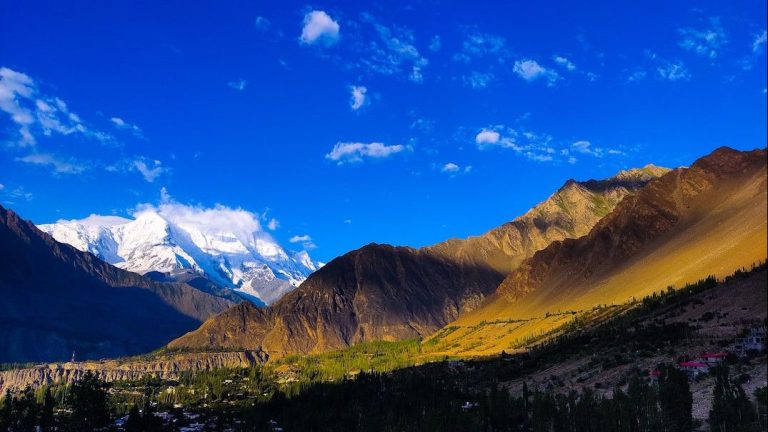 Lembah Hunza, Pakistan: Pegunungan Dramatis dan Desa Tradisional ...